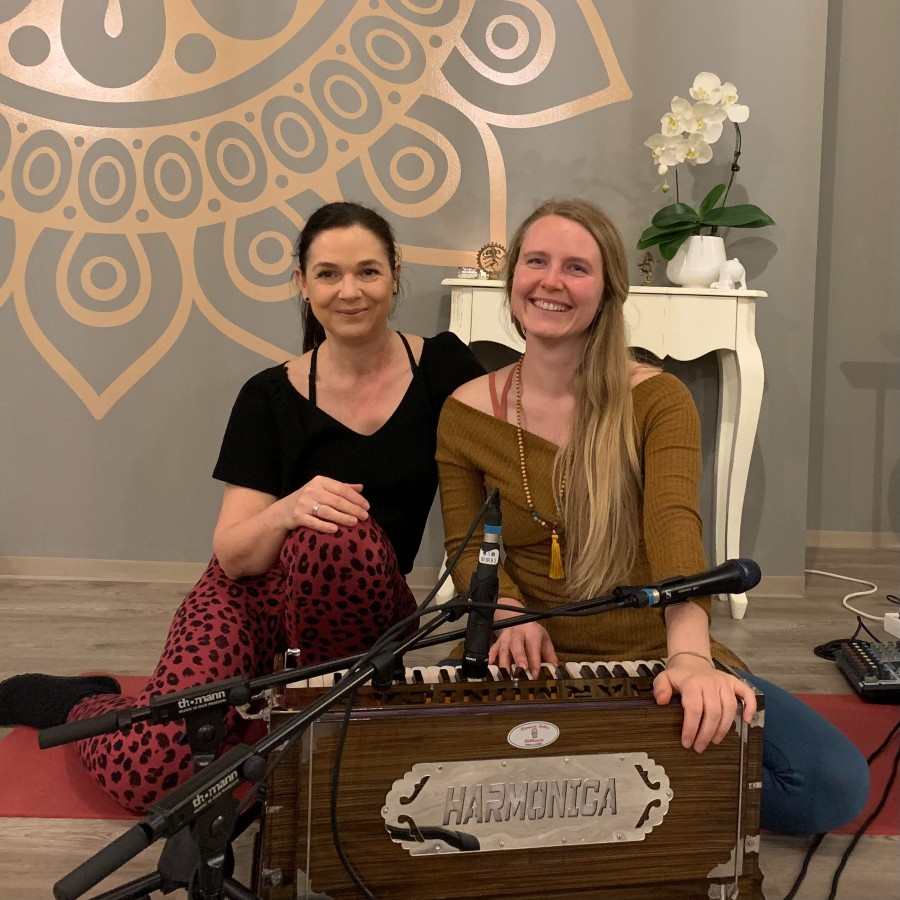 MANTRA YIN-YOGA Stunde mit Dagi & Julienne | zeitRaum